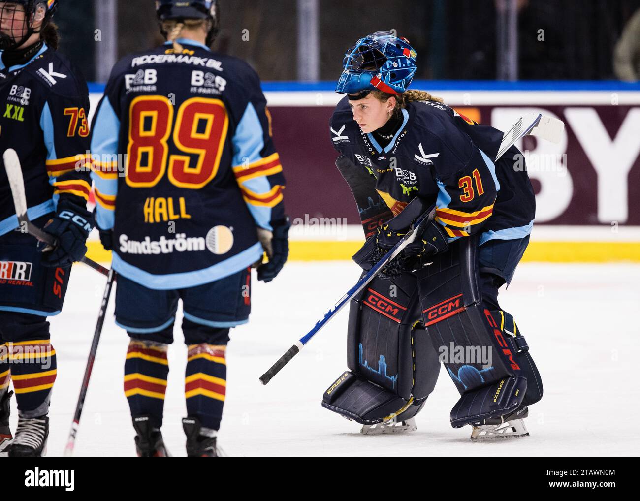 231203 Djurgårdens målvakt Ida Boman deppar efter ishockeymatchen i SDHL mellan Djurgården och ...