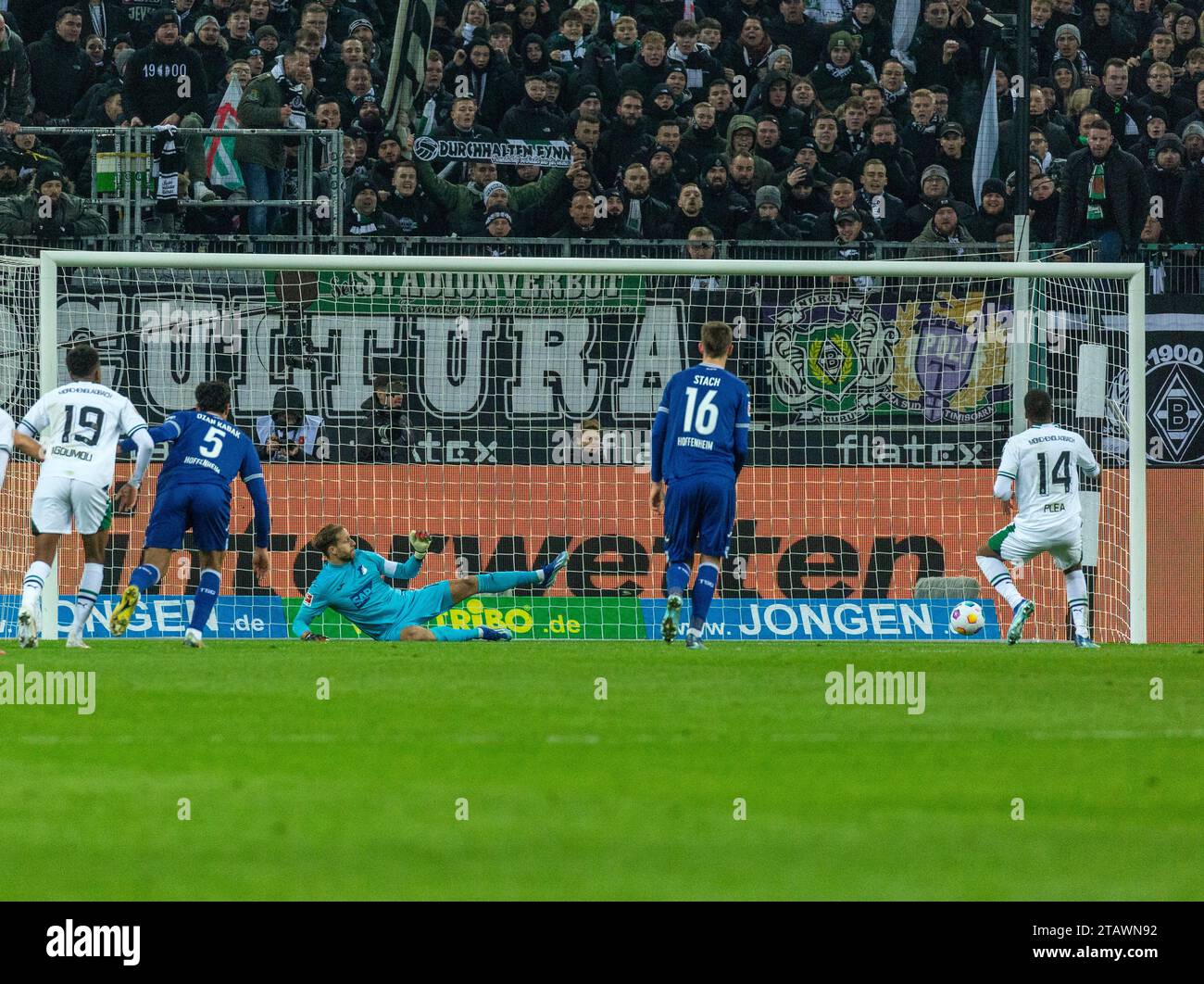 Torwart oliver baumann deutschland hi-res stock photography and images ...