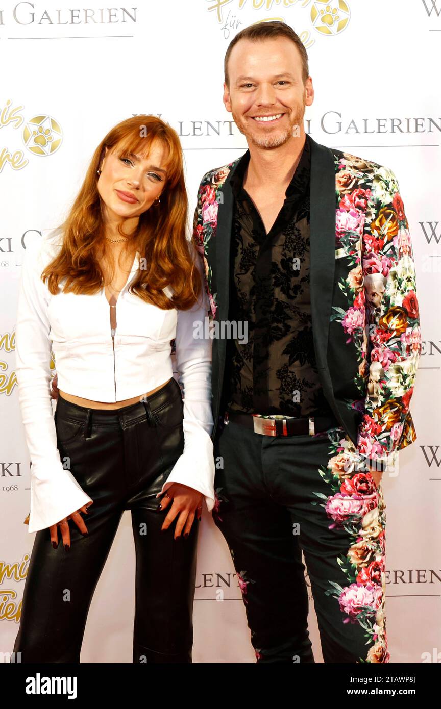 Marie Wegener und Christian Ehrlich beim Weihnachtsfest der Walentowski ...