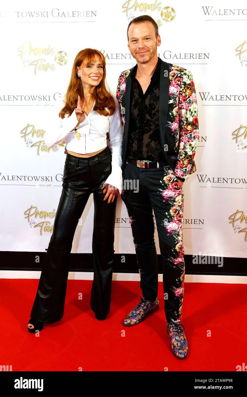 Marie Wegener und Christian Ehrlich beim Weihnachtsfest der Walentowski ...