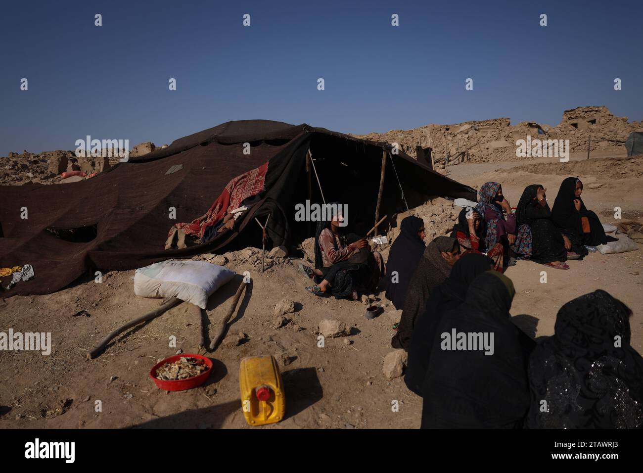Humanitarian aid for afghan people in need hi-res stock photography and ...
