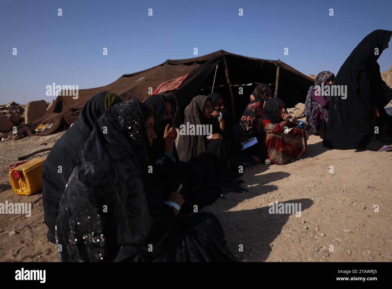 Humanitarian aid for afghan people in need hi-res stock photography and ...