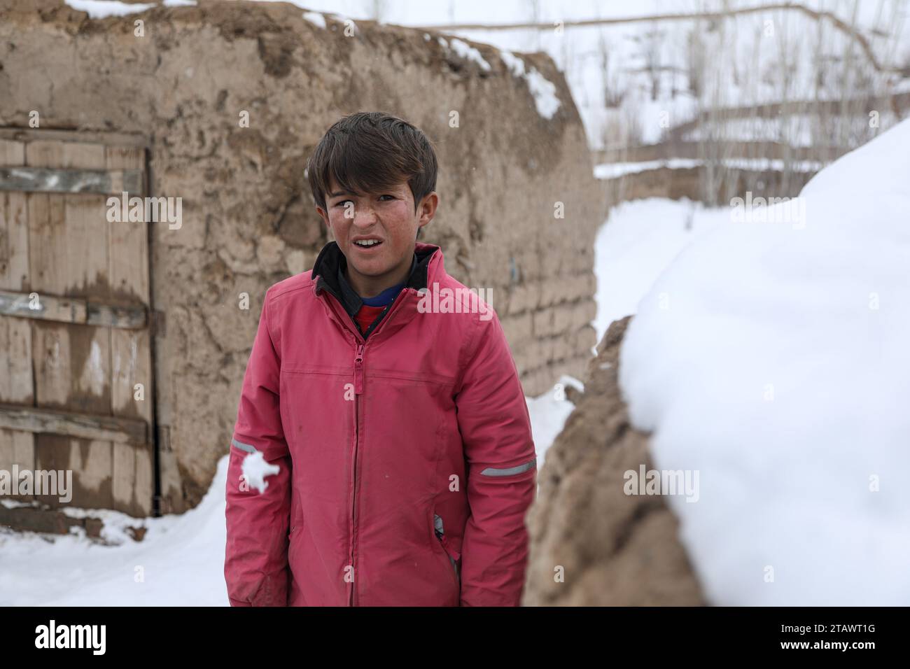A homeless Afghan refugee boy in need of assistance | Needy Afghan ...