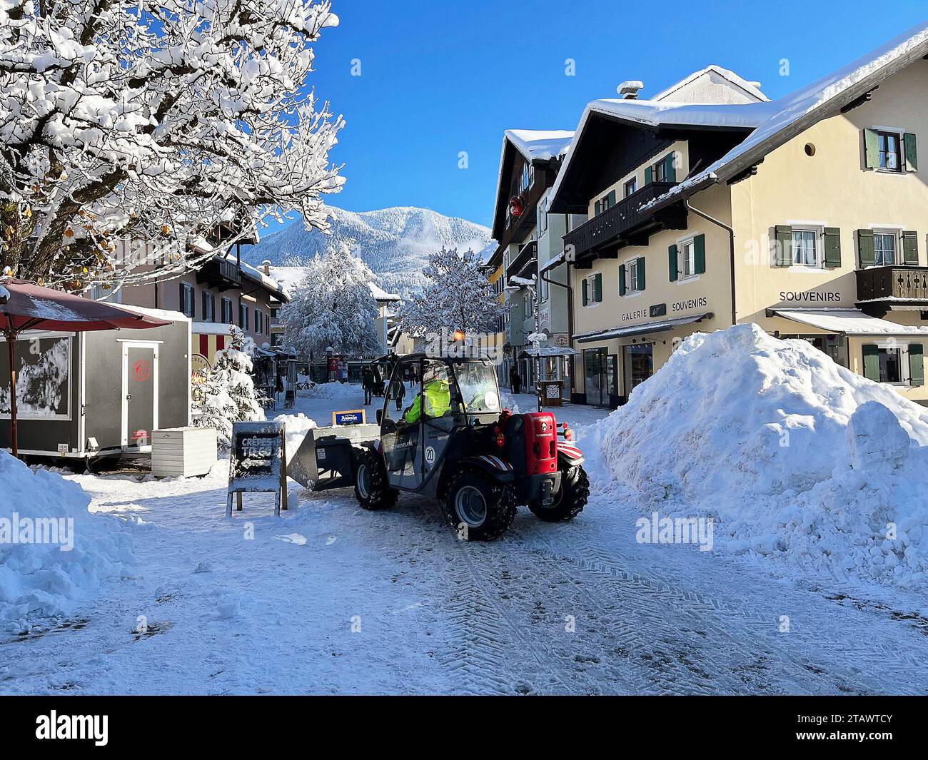 Garmisch Partenkirchen, Germany. 03rd Dec, 2023. A wheel loader clears ...