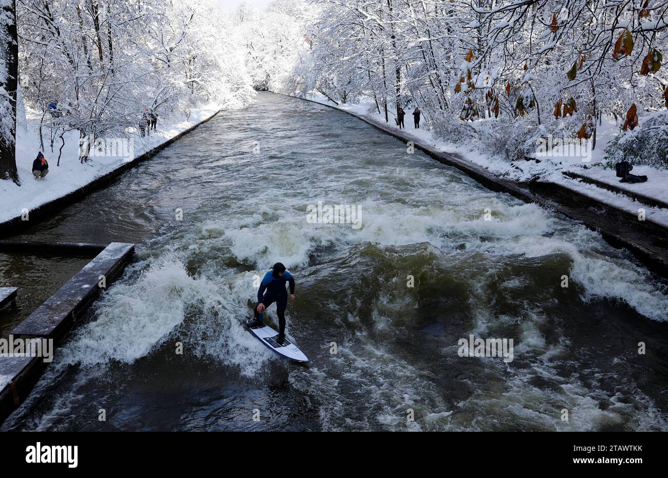 03.12.2023, Schnee Eindruecken in Muenchen, im Bild: Surfer am Eisbach ...