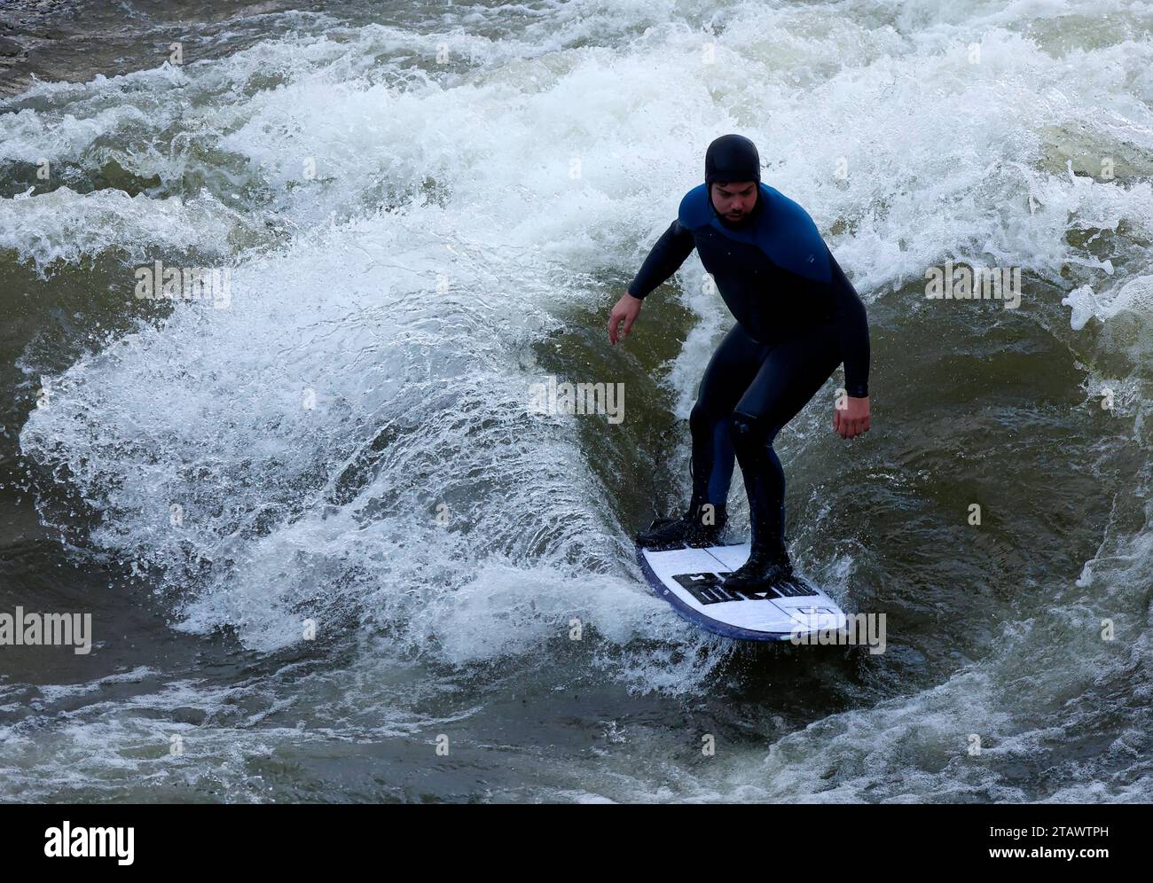03.12.2023, Schnee Eindruecken in Muenchen, im Bild: Surfer im Eisbach ...