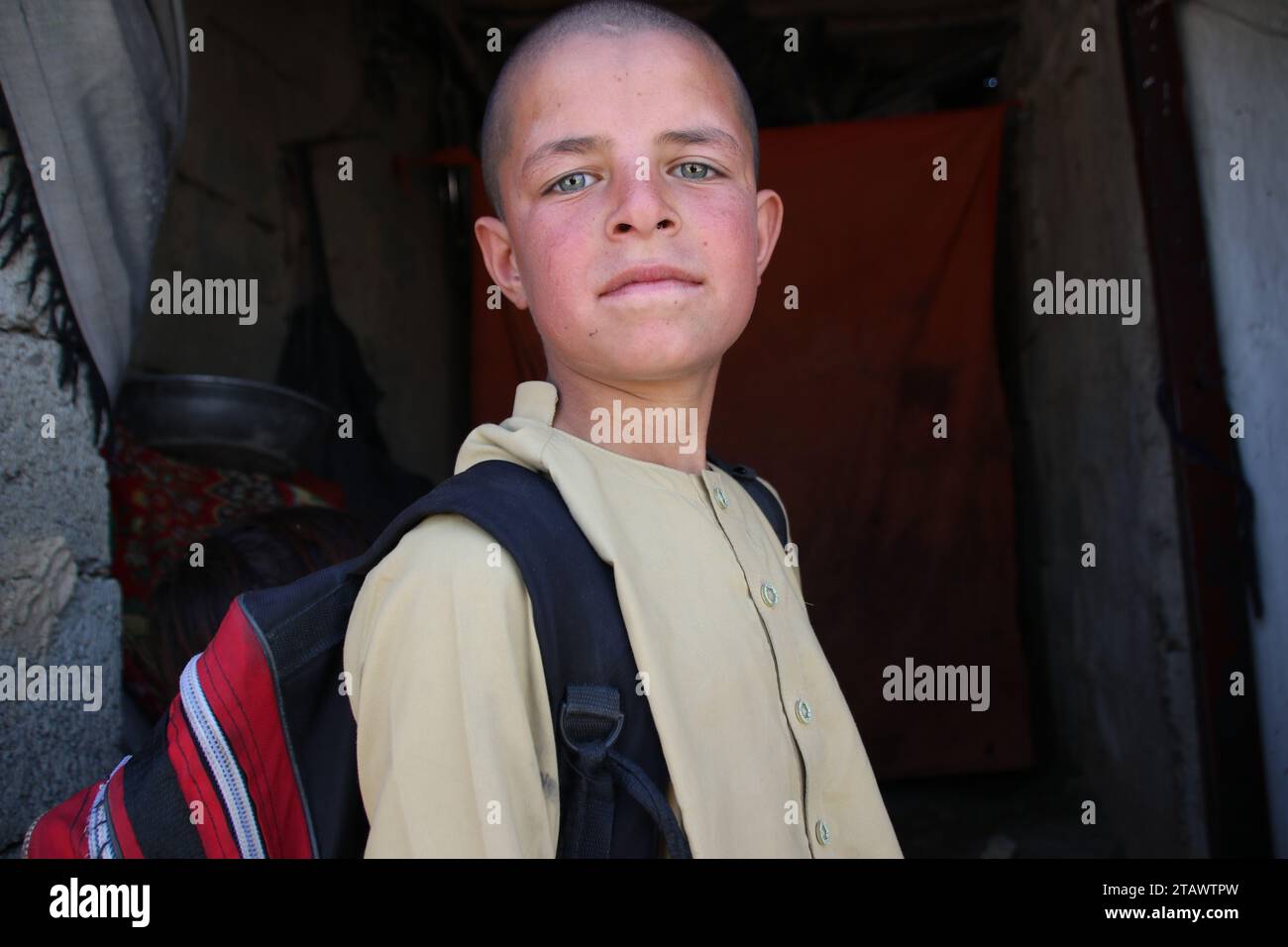 A homeless Afghan refugee boy in need of assistance | Needy Afghan ...