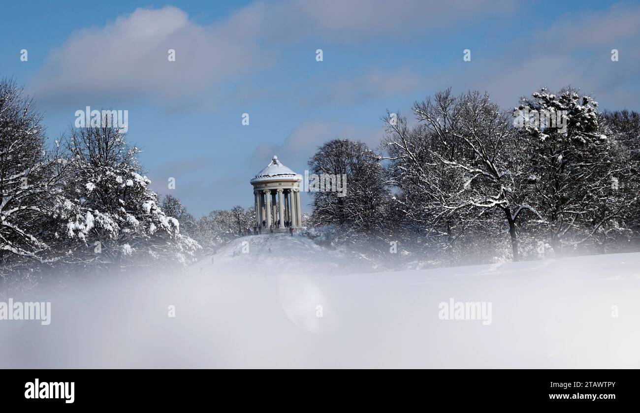 03.12.2023, Schnee Eindruecken in Muenchen, im Bild: Monopteros im ...