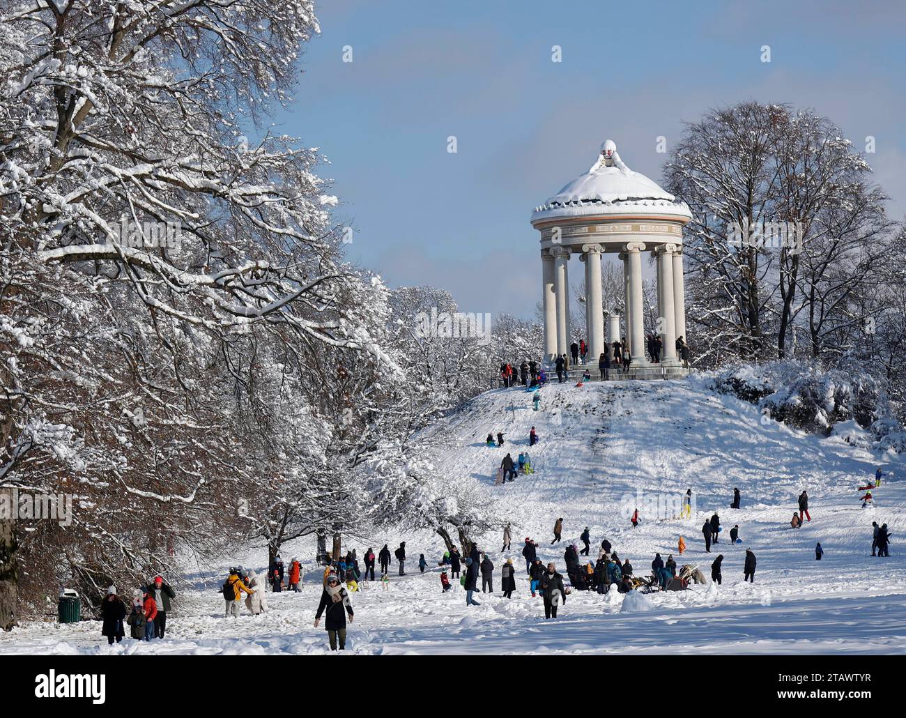 03.12.2023, Schnee Eindruecken in Muenchen, im Bild: Monopteros im ...