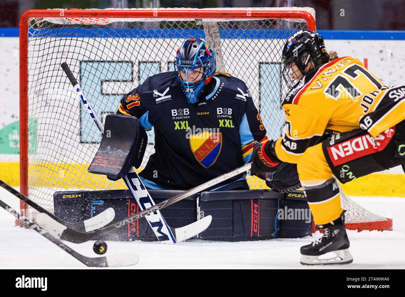 231203 Djurgårdens målvakt Ida Boman och Luleås Linnea Johansson under ...