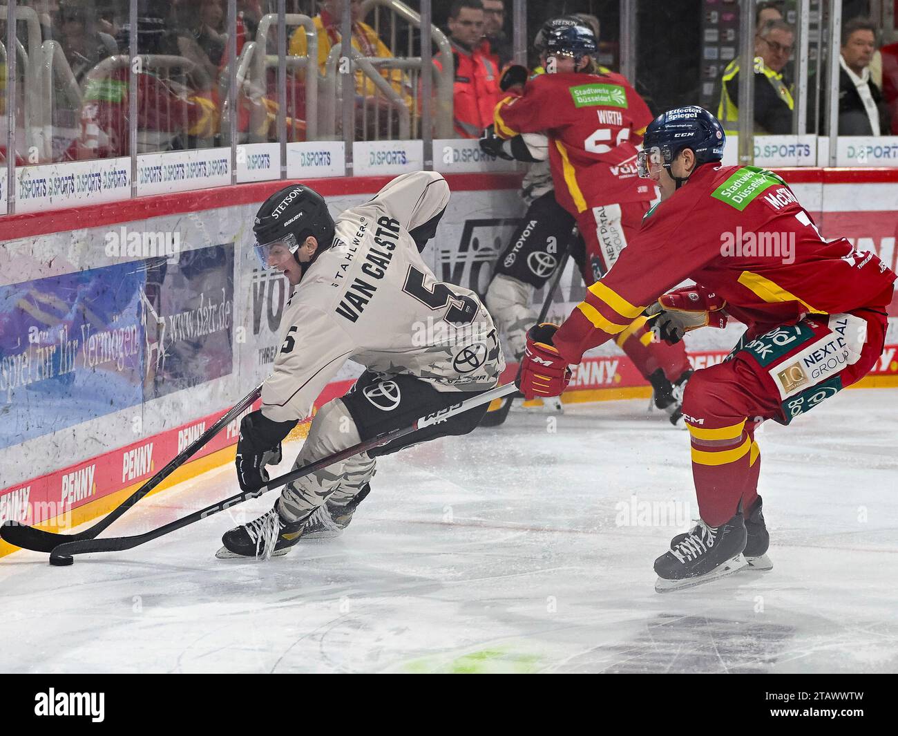 Robin Van Calster (Koelner Haie, #05) schnappt sich den Puk an der ...