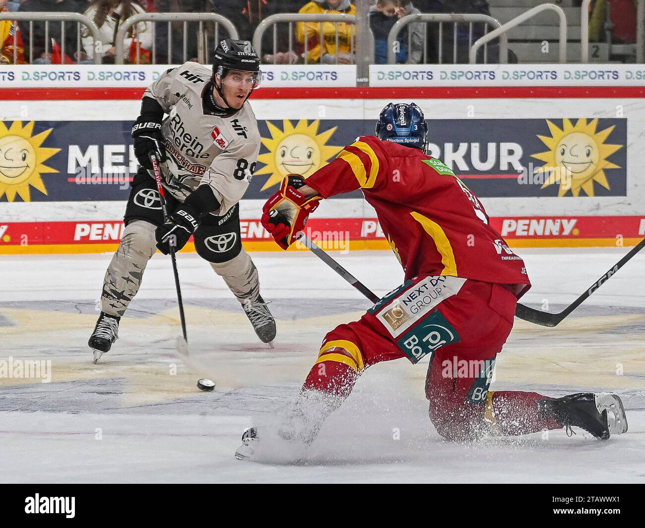 Gregor MacLeod (Koelner Haie, #89) hat abgezogen. Alec McCrea ...