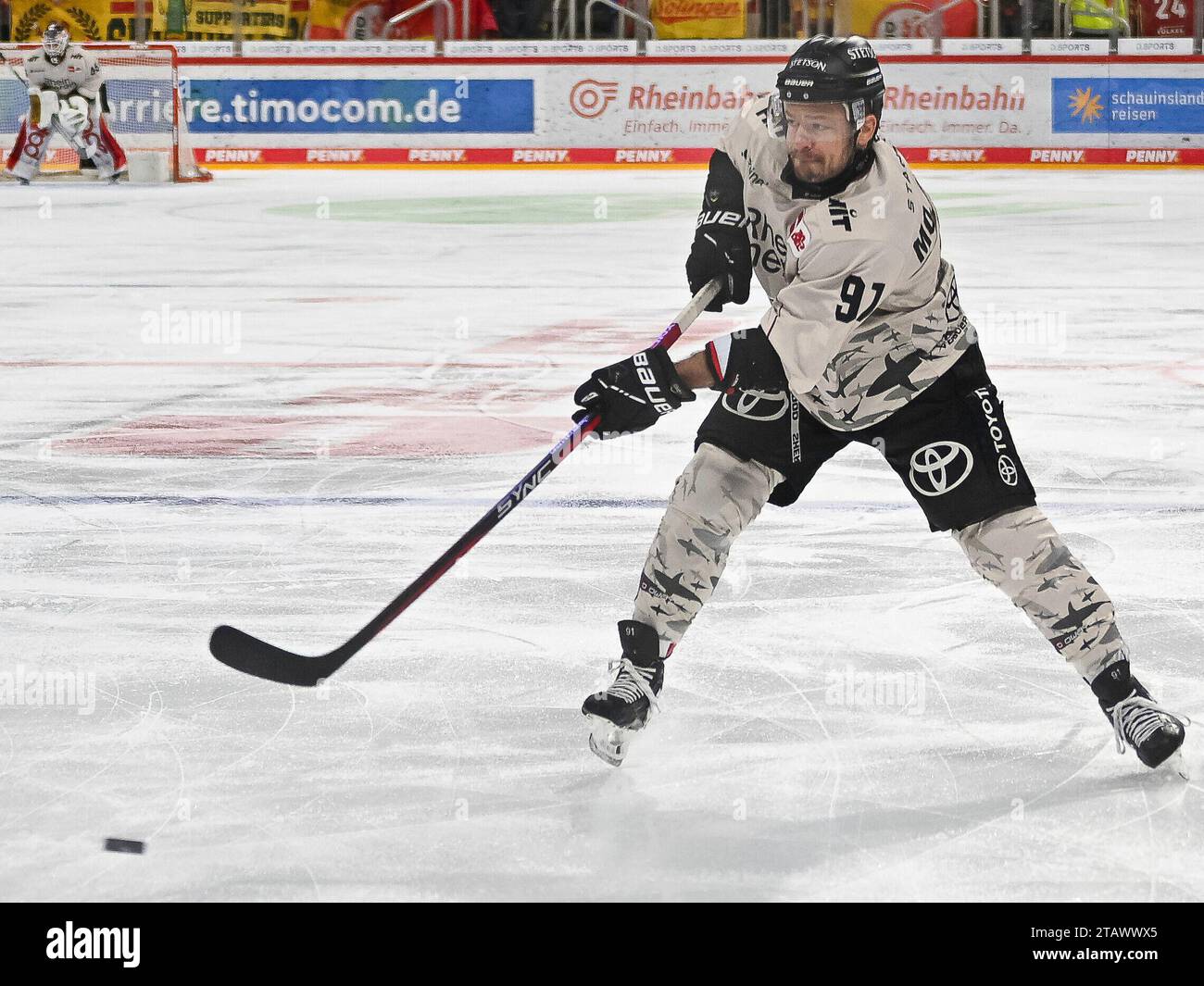 Moritz Mueller (Koelner Haie, #91) hat abgezogen. Duesseldorfer EG vs ...