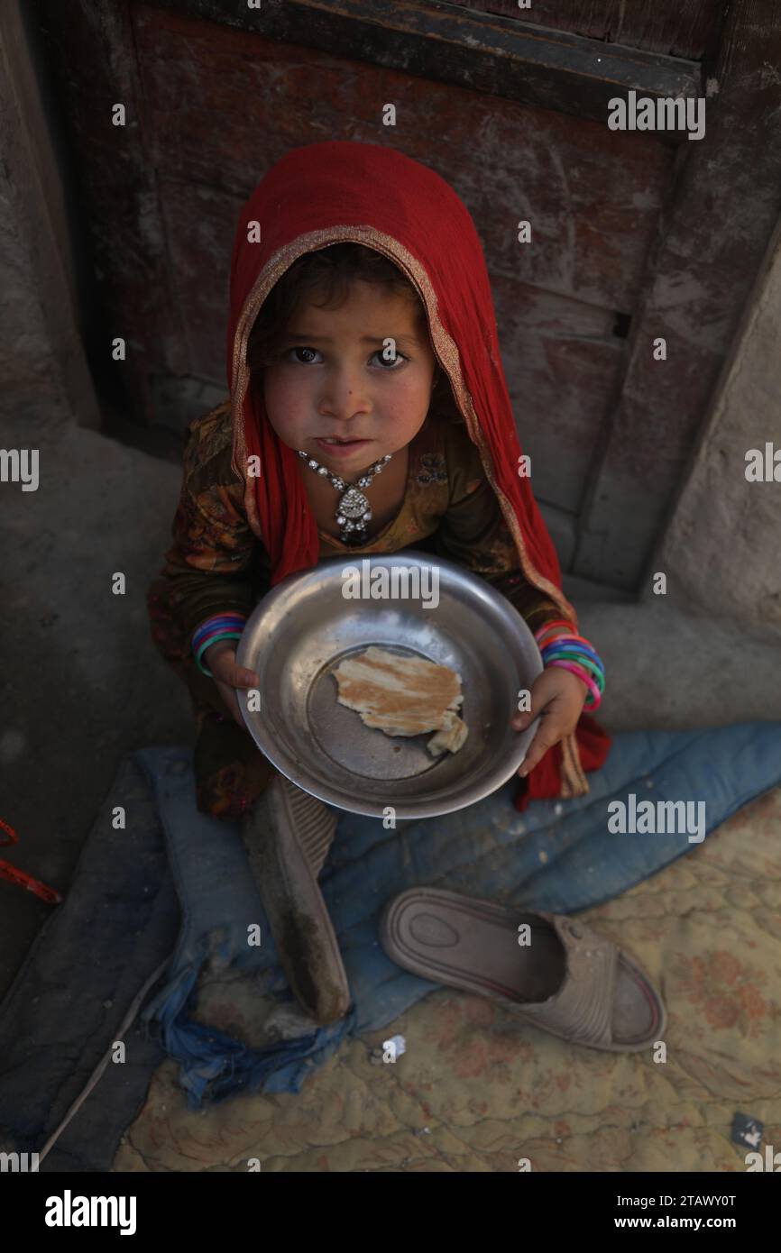 Portrait of a young poor Afghan girl in the village | Afghan girl Kabul ...