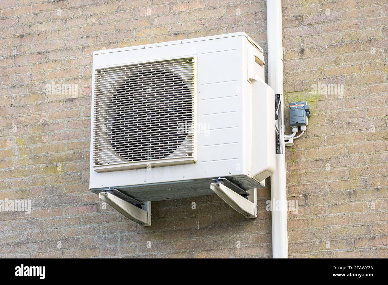 Air conditioner hanging on wall hi-res stock photography and images - Alamy
