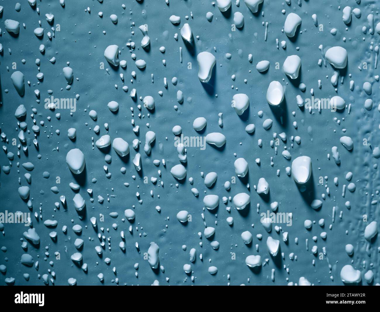 Droplets on blue background hi-res stock photography and images - Alamy