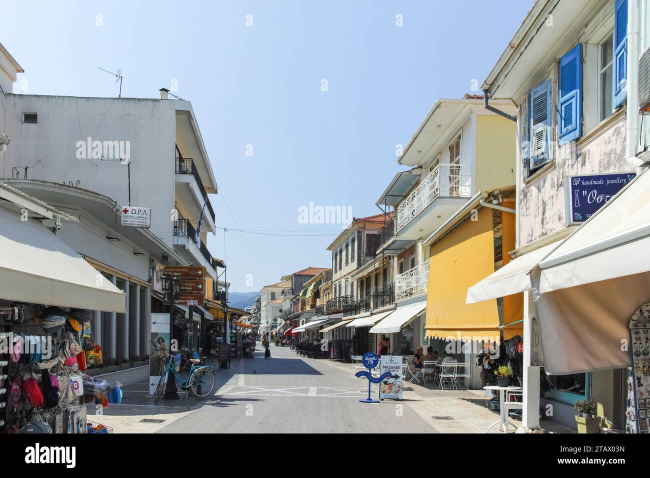 LEFKADA TOWN, GREECE - AUGUST 21, 2023: Typical Street and building at ...