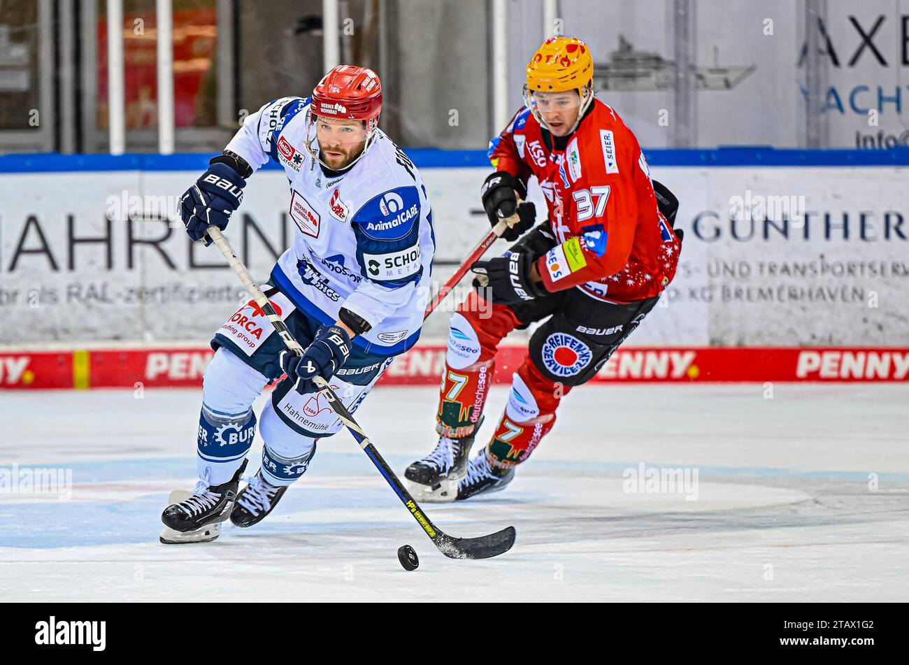 Bremerhaven, Deutschland. 03rd Dec, 2023. Ben Marshall (Schwenninger Wild Wings, #54) verfolgt ...