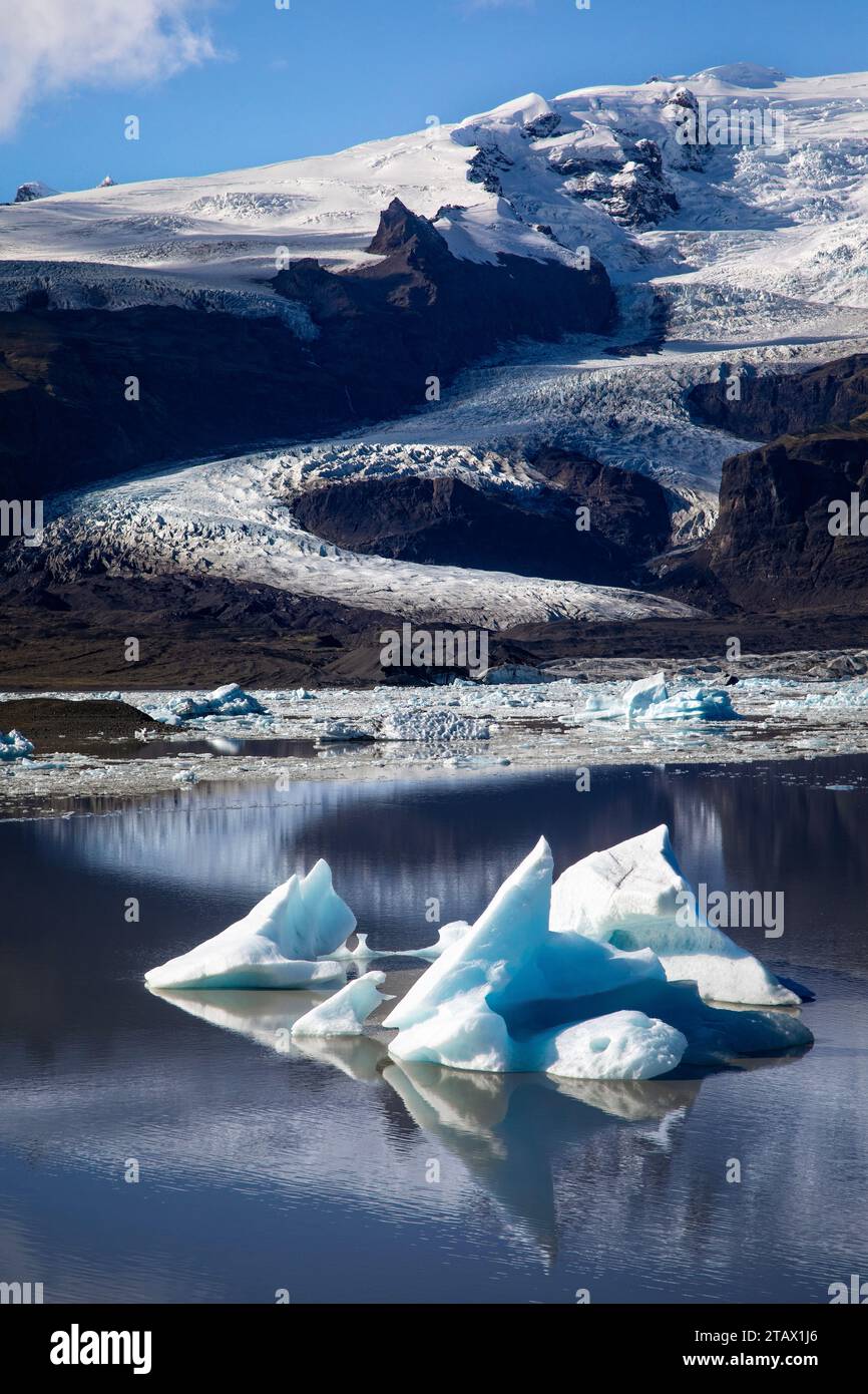 Icebergs float in Fjallsjökull, a glacial lake at the south end of the Icelandic glacier know as ...