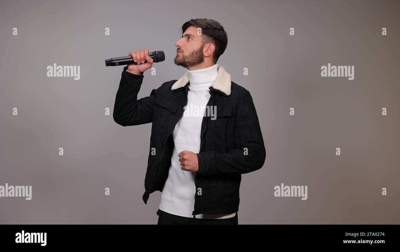 Man holding microphone hi-res stock photography and images - Alamy