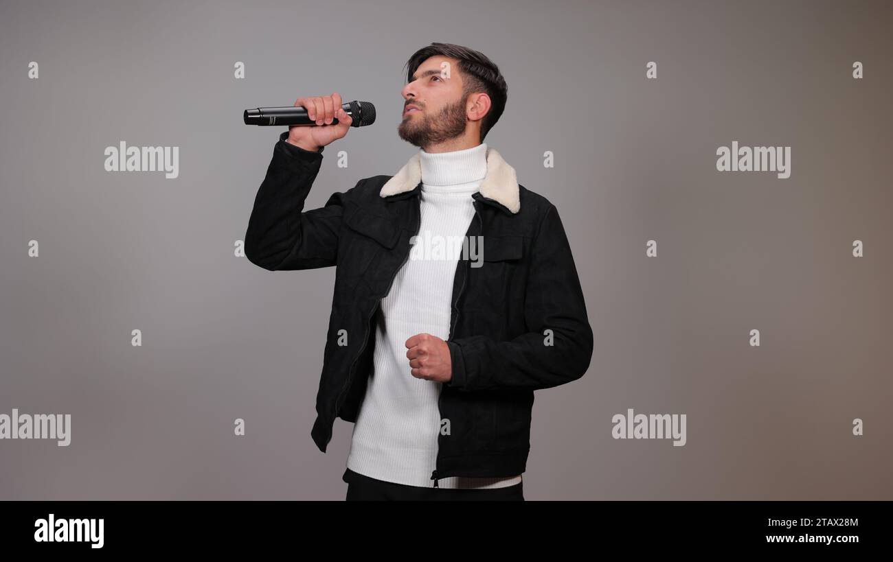Man holding microphone hi-res stock photography and images - Alamy