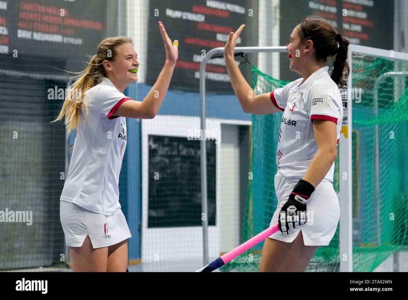 Mannheim, Deutschland. 03rd Dec, 2023. v.li.: Torschützin Ines Wanner (TSVMH, 11), Violetta ...