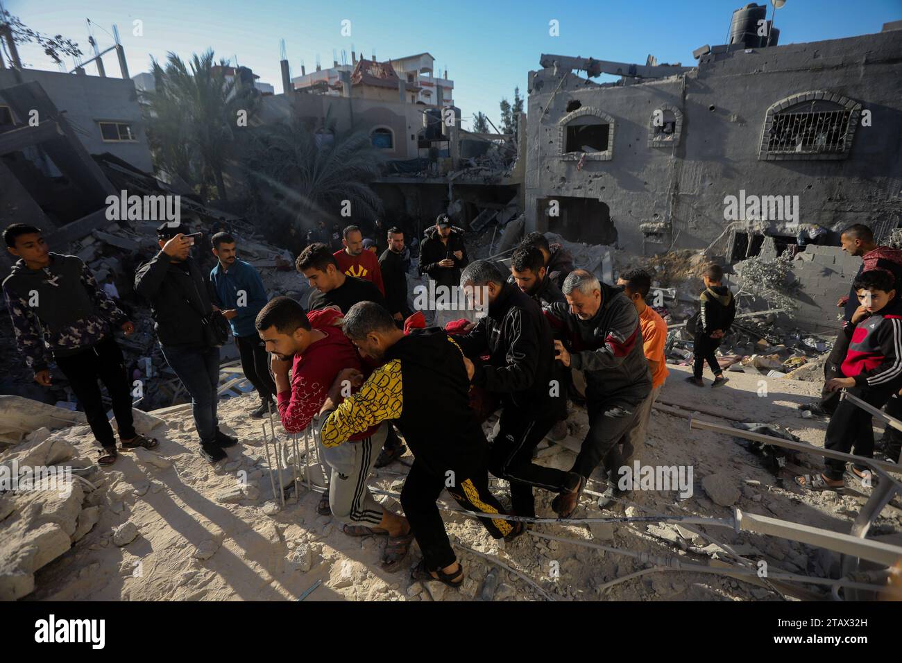 Rafah, Gaza. 02nd Dec, 2023. People carry away the body of a victim ...