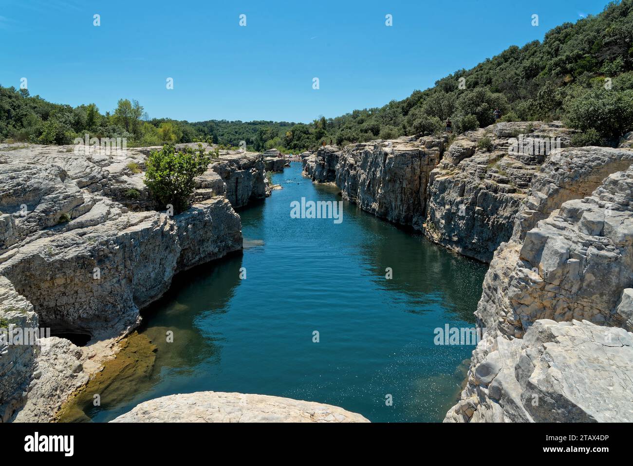 le village de la Roque sur Cèze et la cascade du sautadet dans le Gard ...