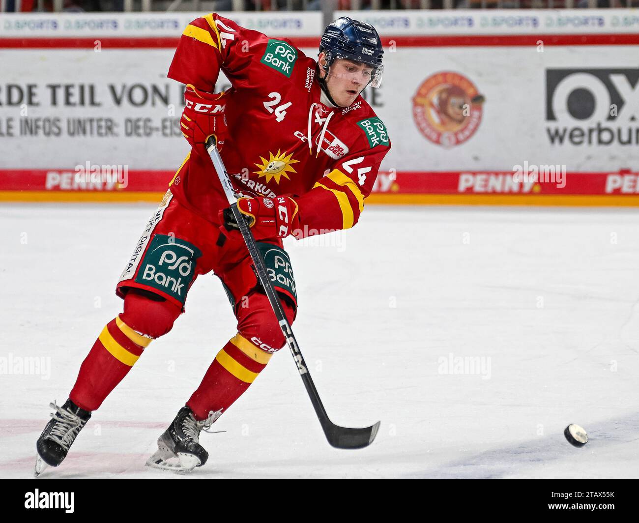 Alexander Blank (Duesseldorfer EG, #24) sprintet mit dem Puk nach vorne ...