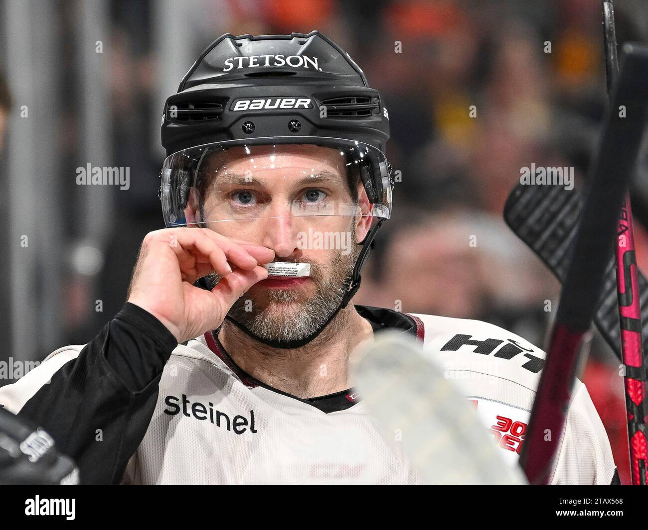 Mark Olver (Koelner Haie, #21) muss noch einmal inhalieren ...