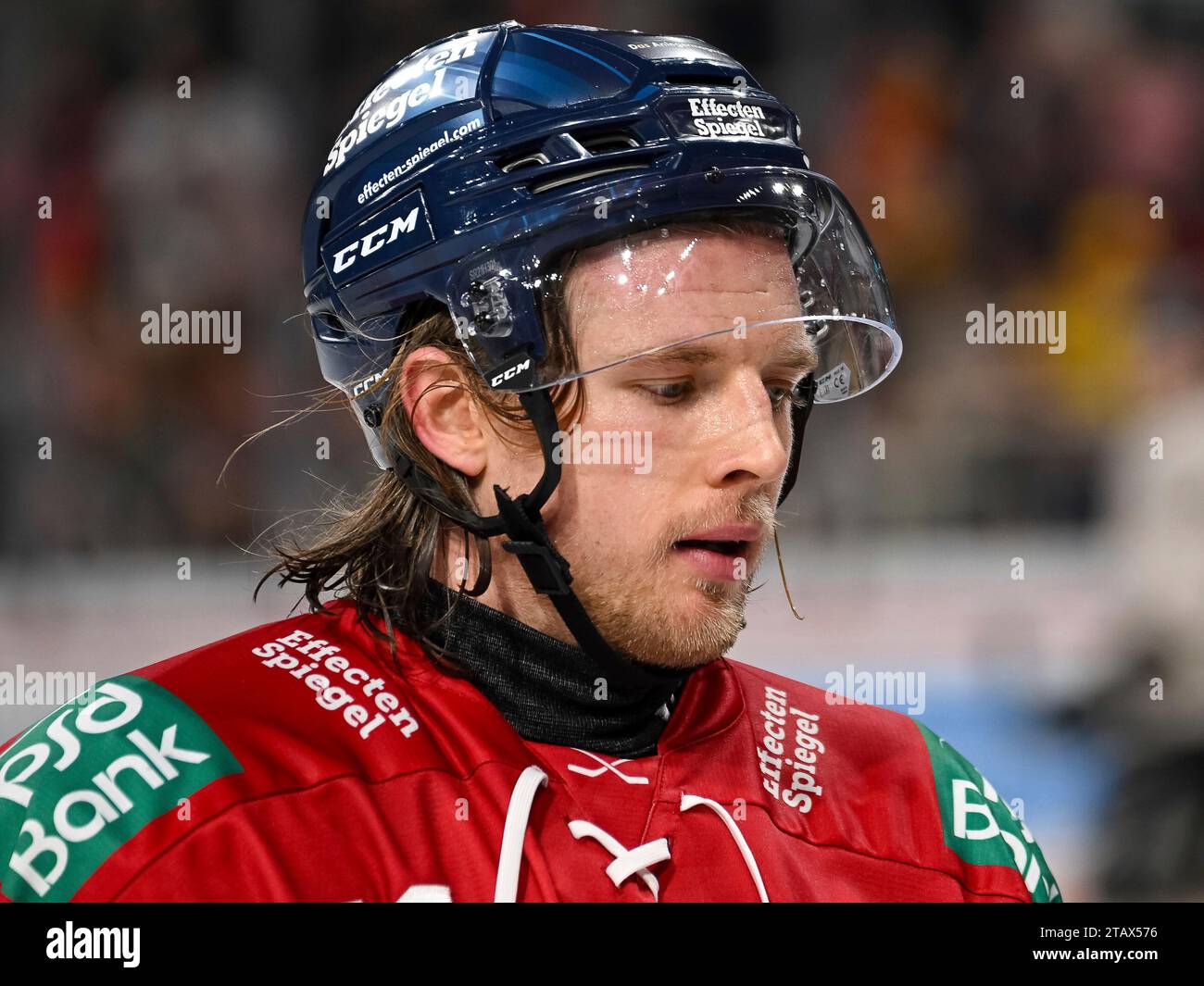 Ein verschwitzter Moritz Wirth (Duesseldorfer EG, #55) faehrt zur Bank ...