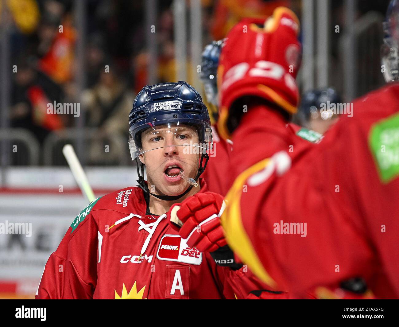 Der Tortschuetze zum 1:0 Kevin Clark (Duesseldorfer EG, #11) klatscht ...
