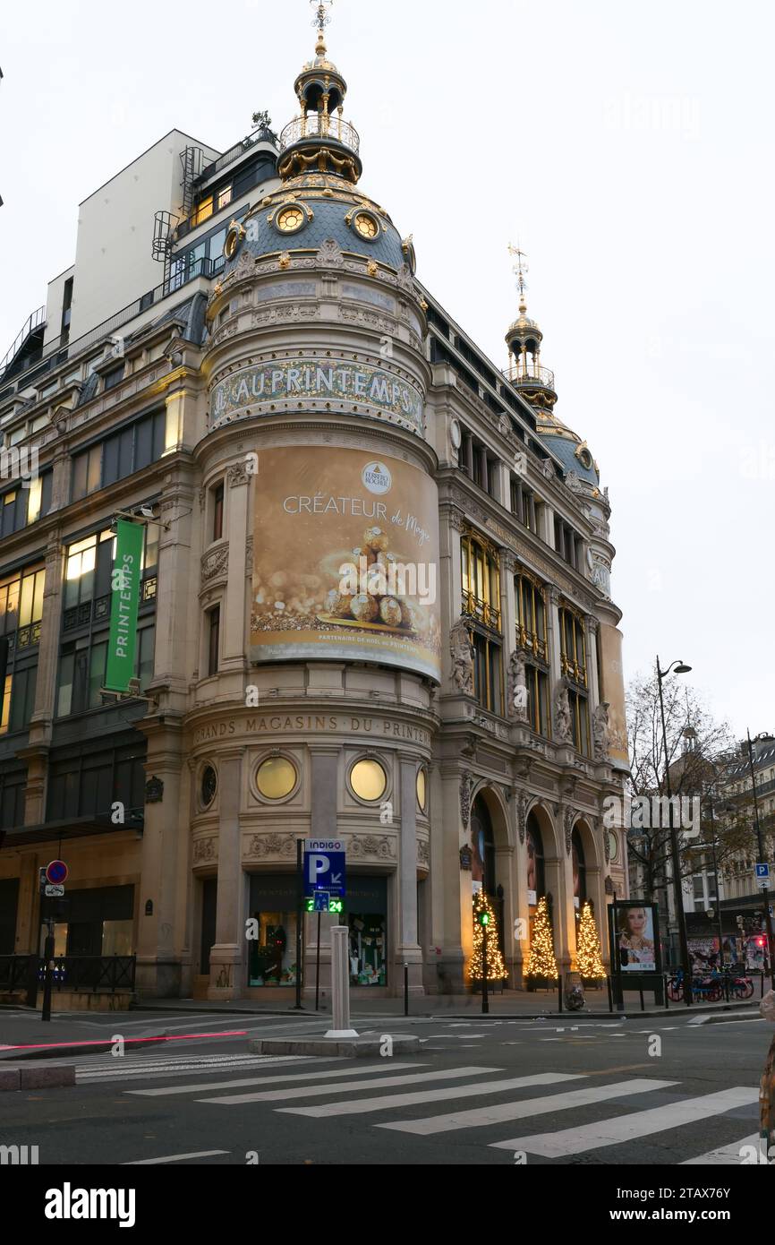 Paris, France. 03 december. 2023. Exterior facade of the famous fashion ...