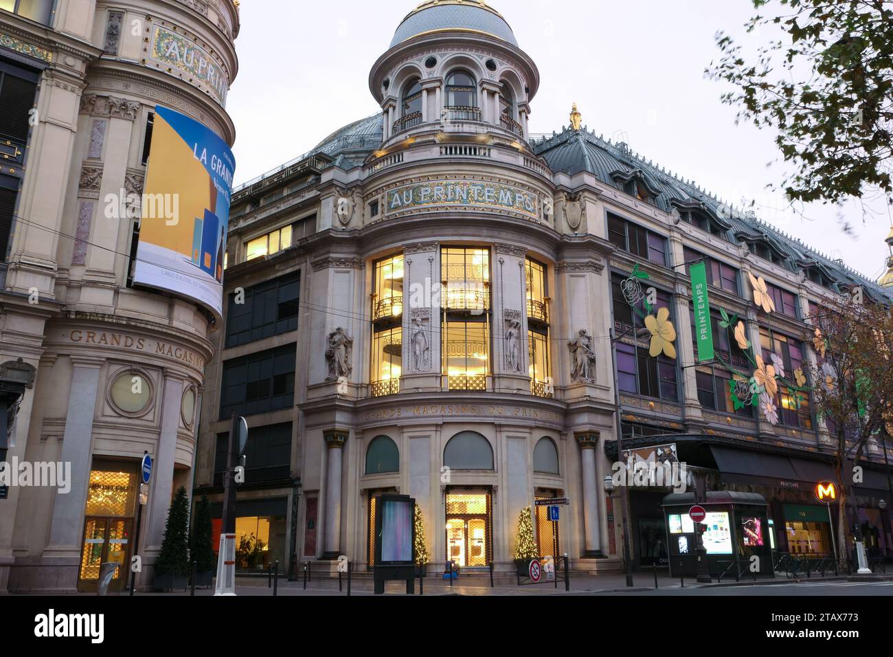 Paris, France. 03 december. 2023. Exterior facade of the famous fashion ...