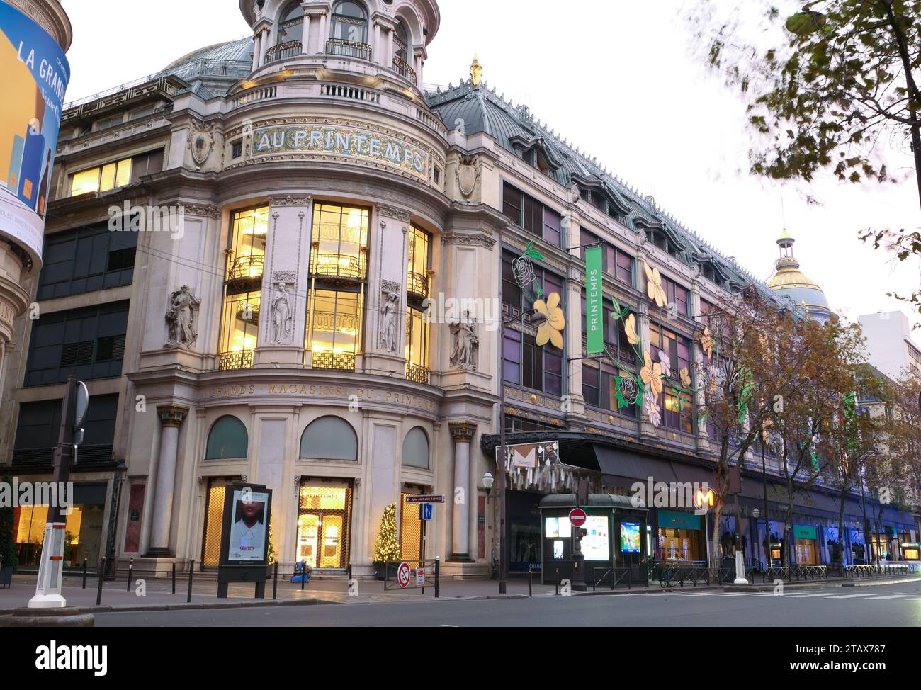 Paris, France. 03 december. 2023. Exterior facade of the famous fashion ...
