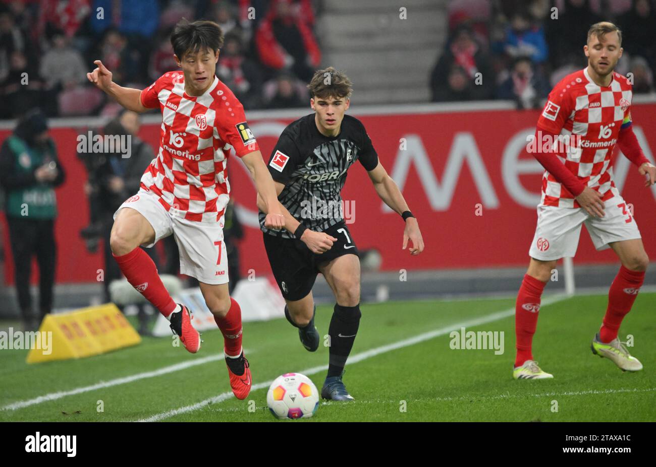 Mainz, Germany. 03rd Dec, 2023. Soccer: Bundesliga, FSV Mainz 05 - SC Freiburg, Matchday 13 ...