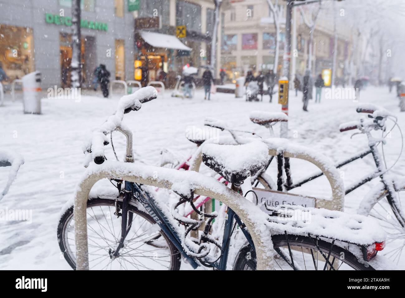 Snowfall vienna hi-res stock photography and images - Alamy