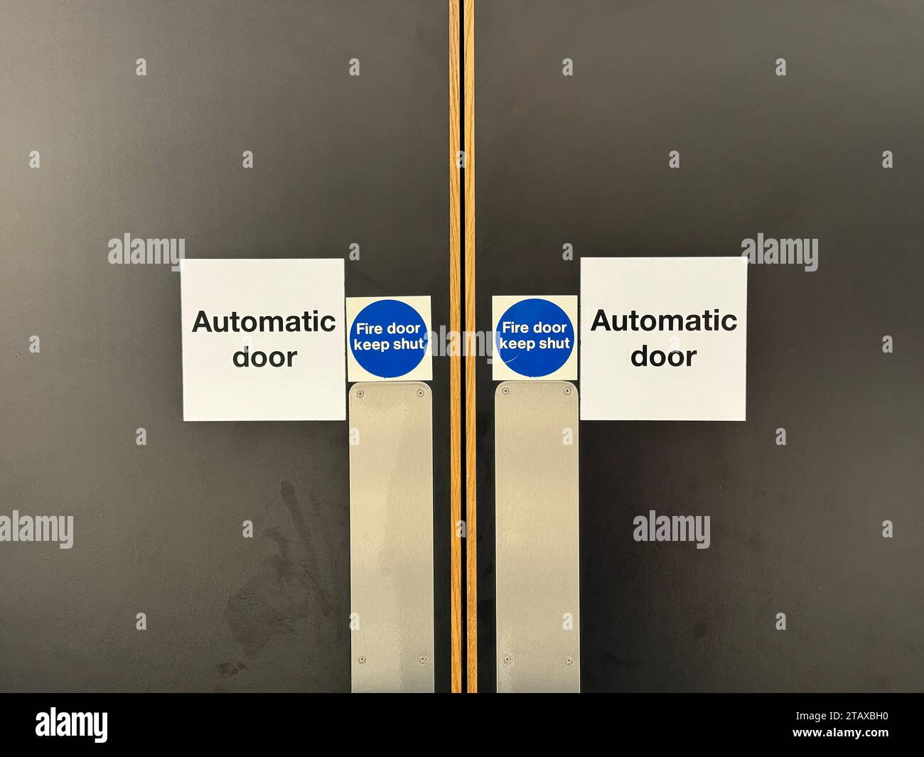 Automatic door keep shut sign on fire door Stock Photo - Alamy