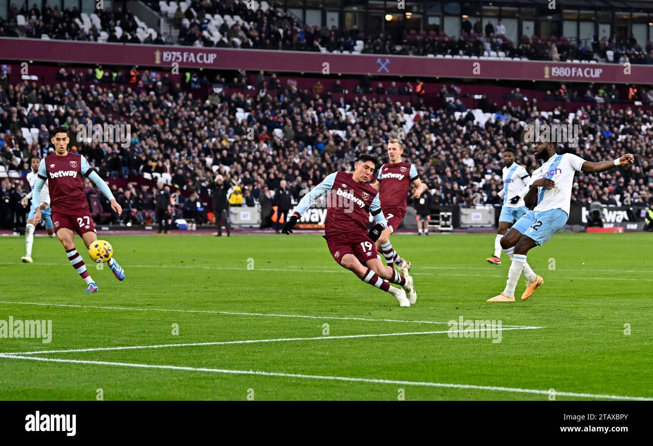 London, UK. 3rd Dec, 2023. GOAL. Odsonne Édouard (Crystal Palace, right ...