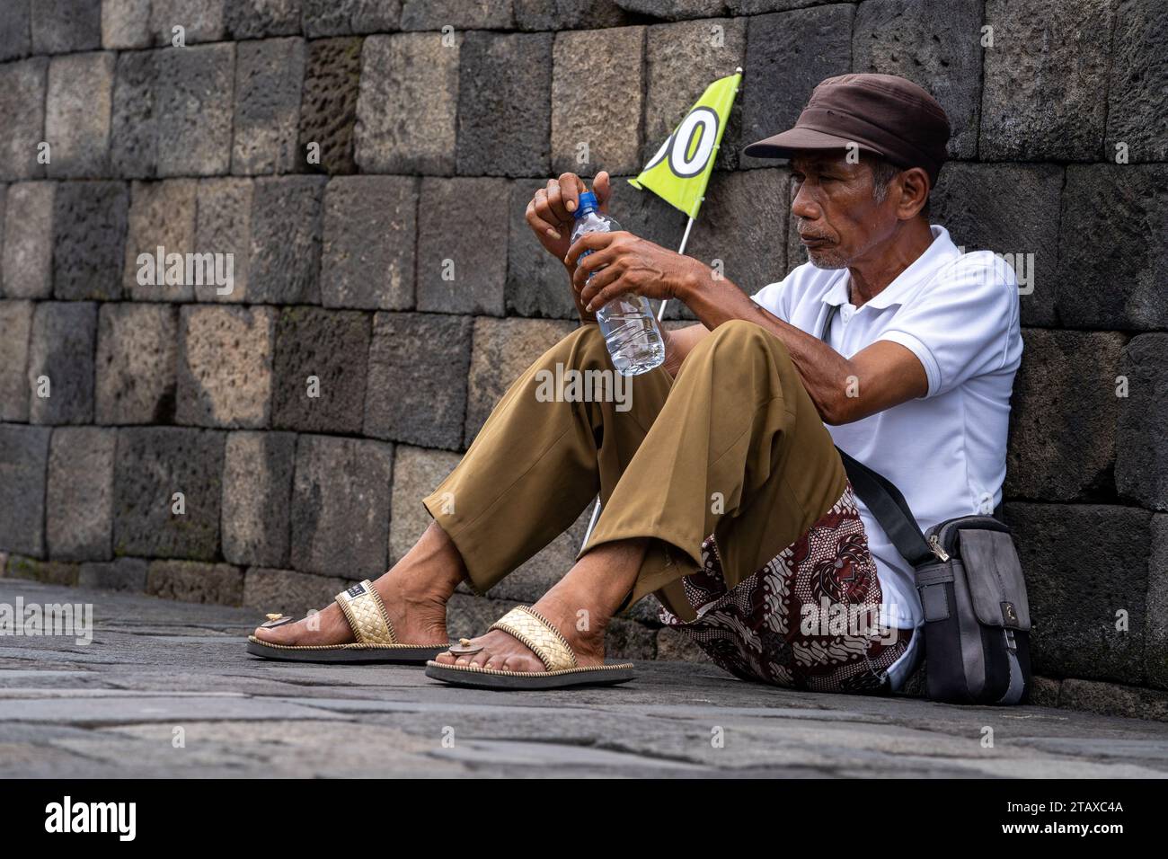 Homagama, Homagama, Sri Lanka. 2nd Dec, 2023. A Tourist guide drinking ...