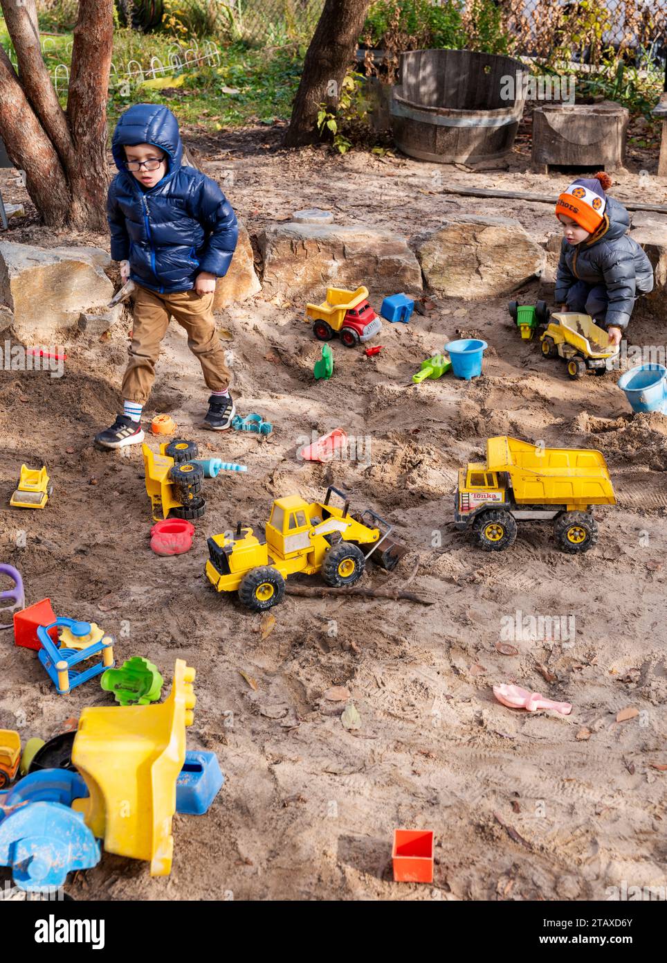 Children playing in sand box hi-res stock photography and images - Alamy