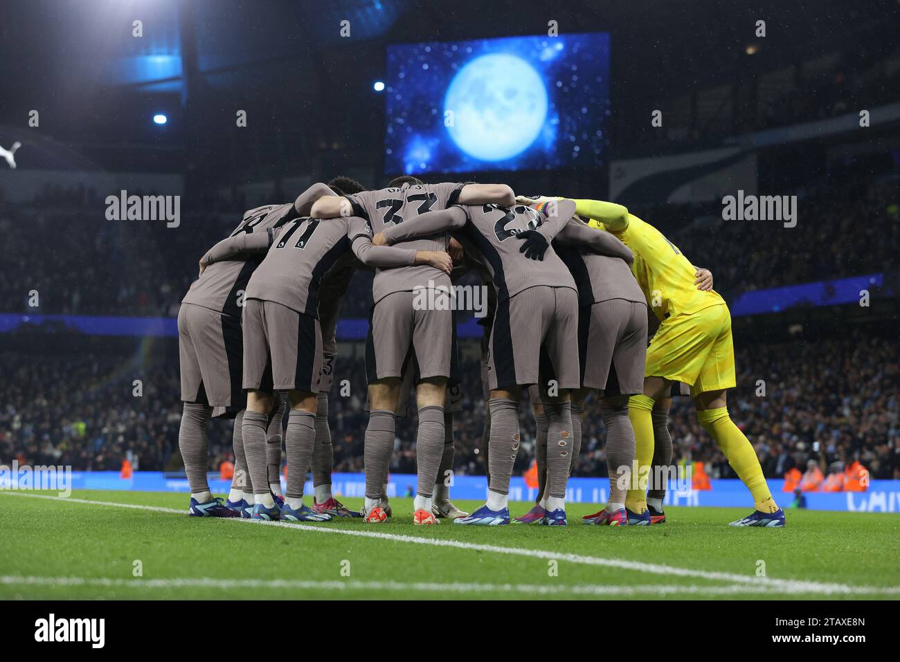 Tottenham hotspur team huddle before kick off hi-res stock photography ...