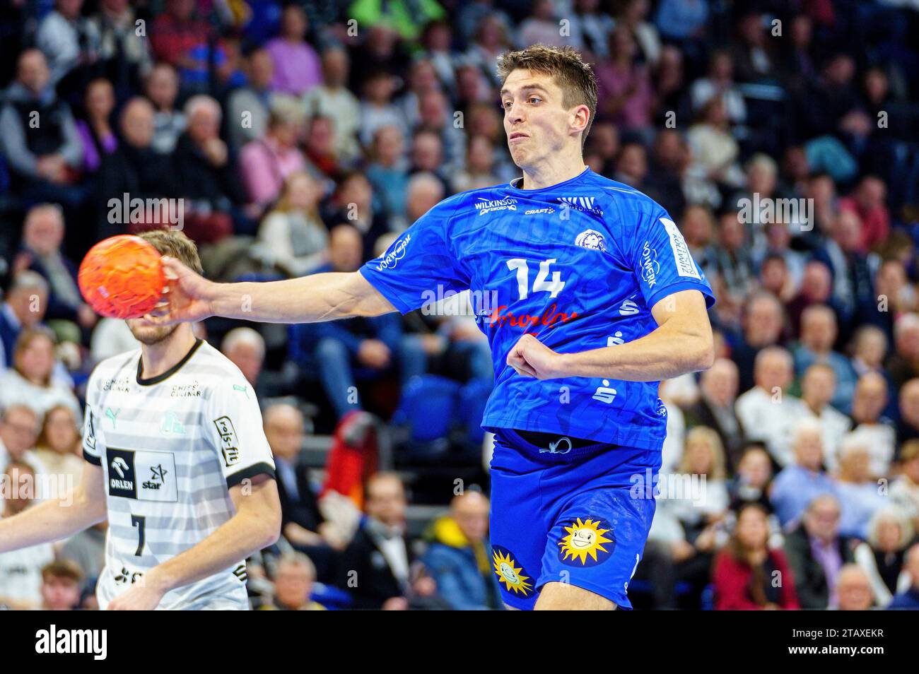 Kiel, Deutschland. 03rd Dec, 2023. Wurf/Tor Frederik Ladefoged (Bergischer HC, #14) GER, THW ...