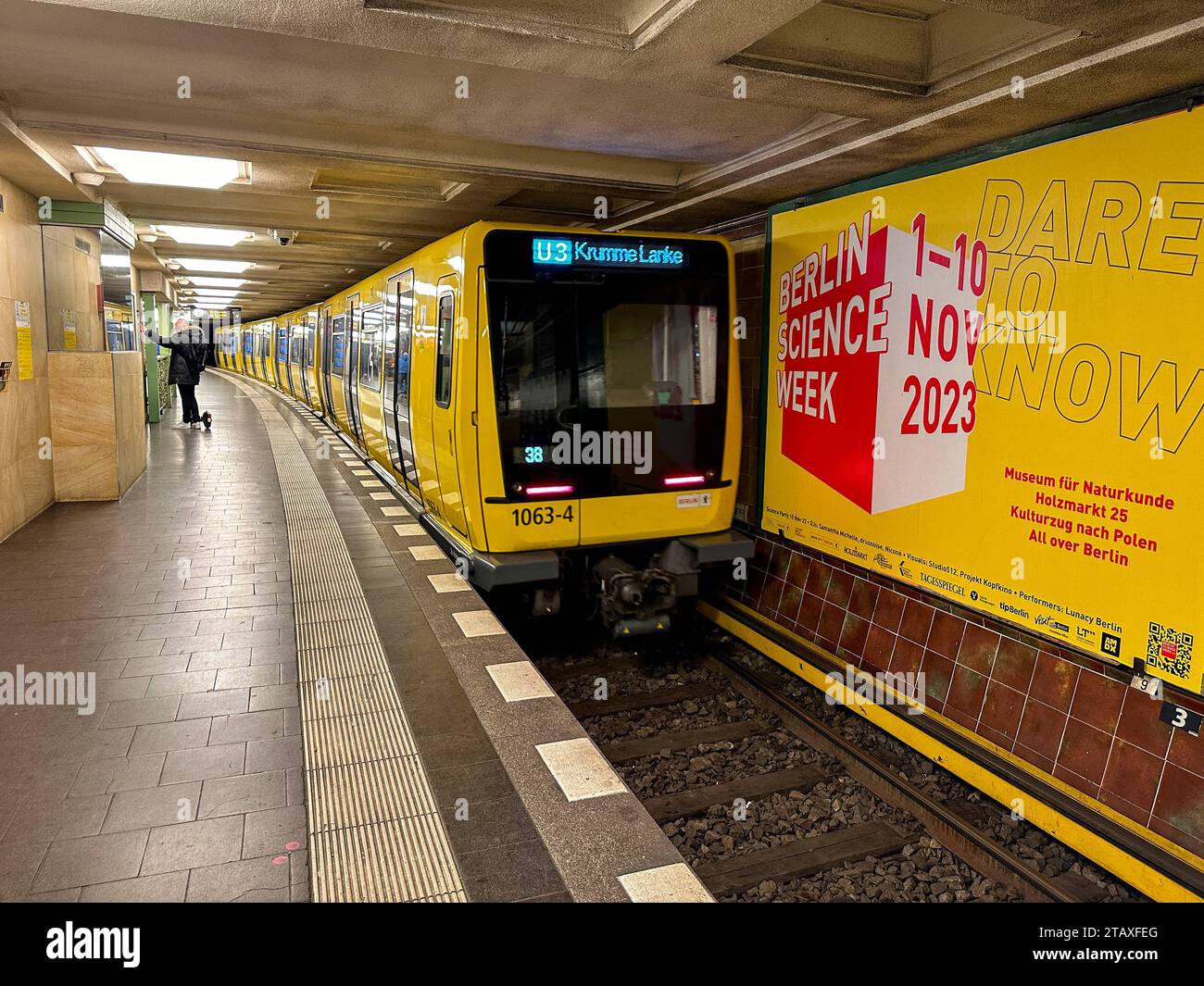 U-Bahn Zug der BVG am U-Bahnhof Fehrbelliner Platz U3, Ziel Krumme ...
