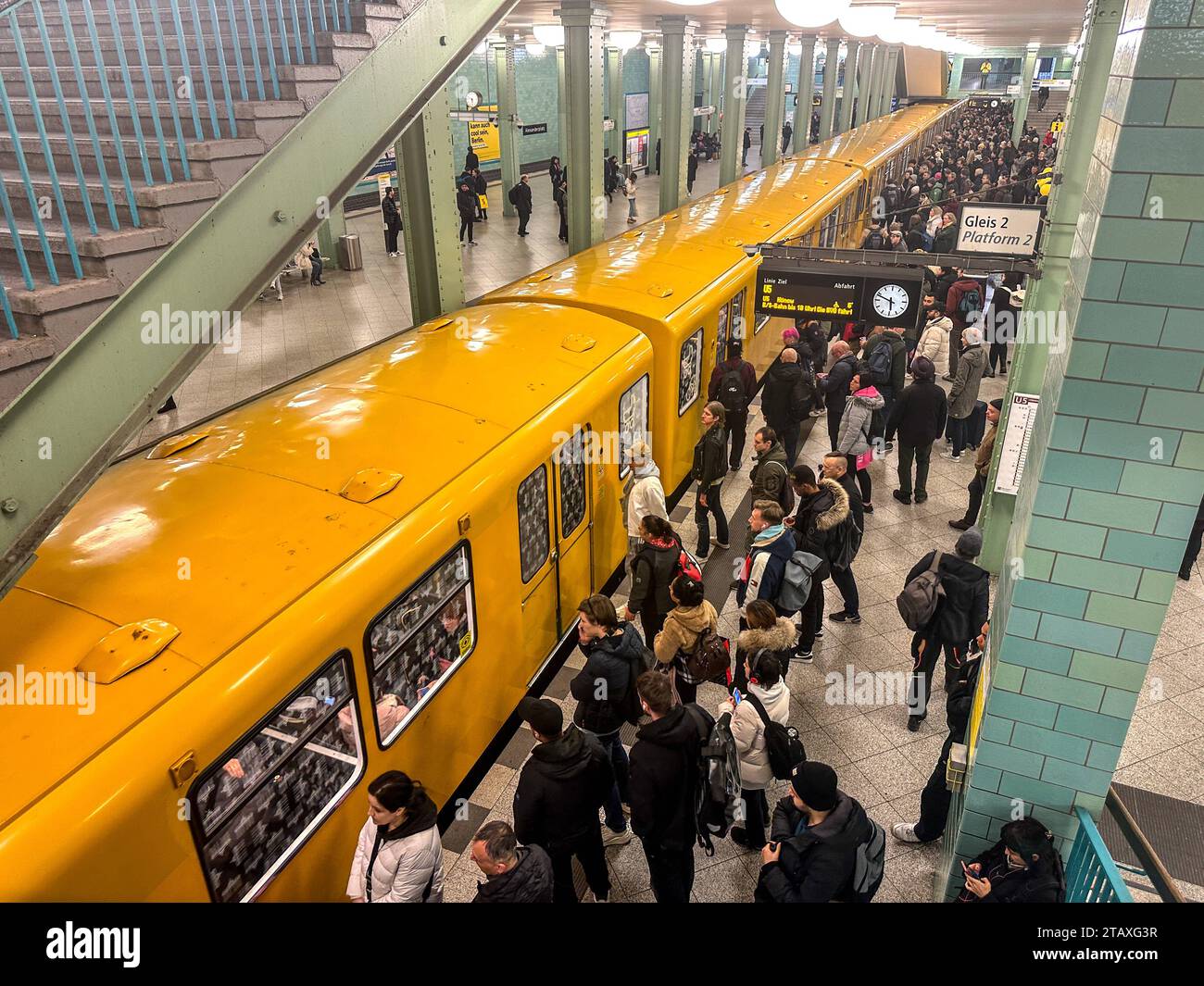 U-Bahn Zug der BVG am U-Bahnhof Alexanderplatz U3, Hönow - Hauptbahnhof Berlin, DEU, Deutschland ...