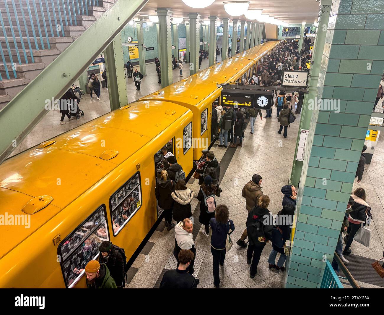 U-Bahn Zug der BVG am U-Bahnhof Alexanderplatz U3, Hönow - Hauptbahnhof Berlin, DEU, Deutschland ...