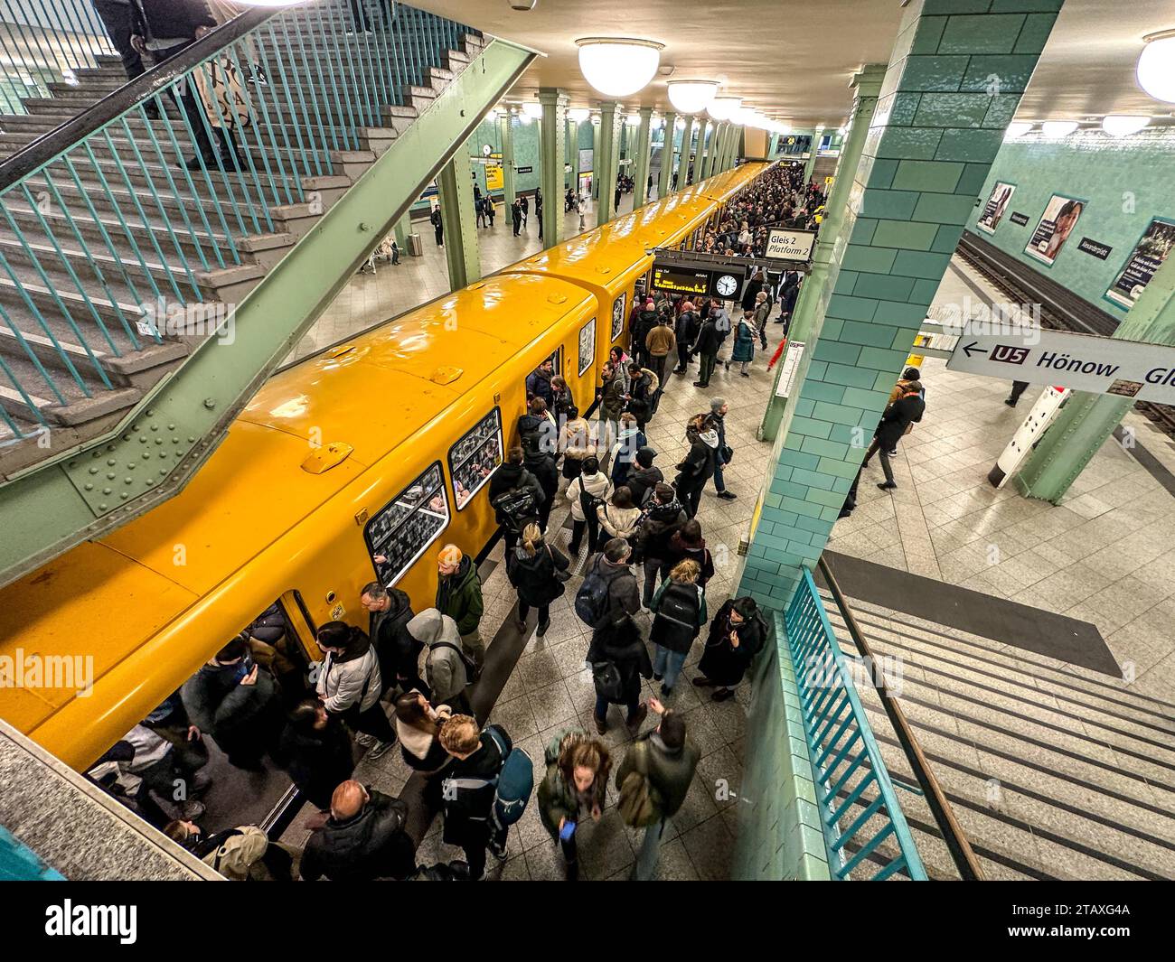 U bahn am bahnsteig hi-res stock photography and images - Alamy