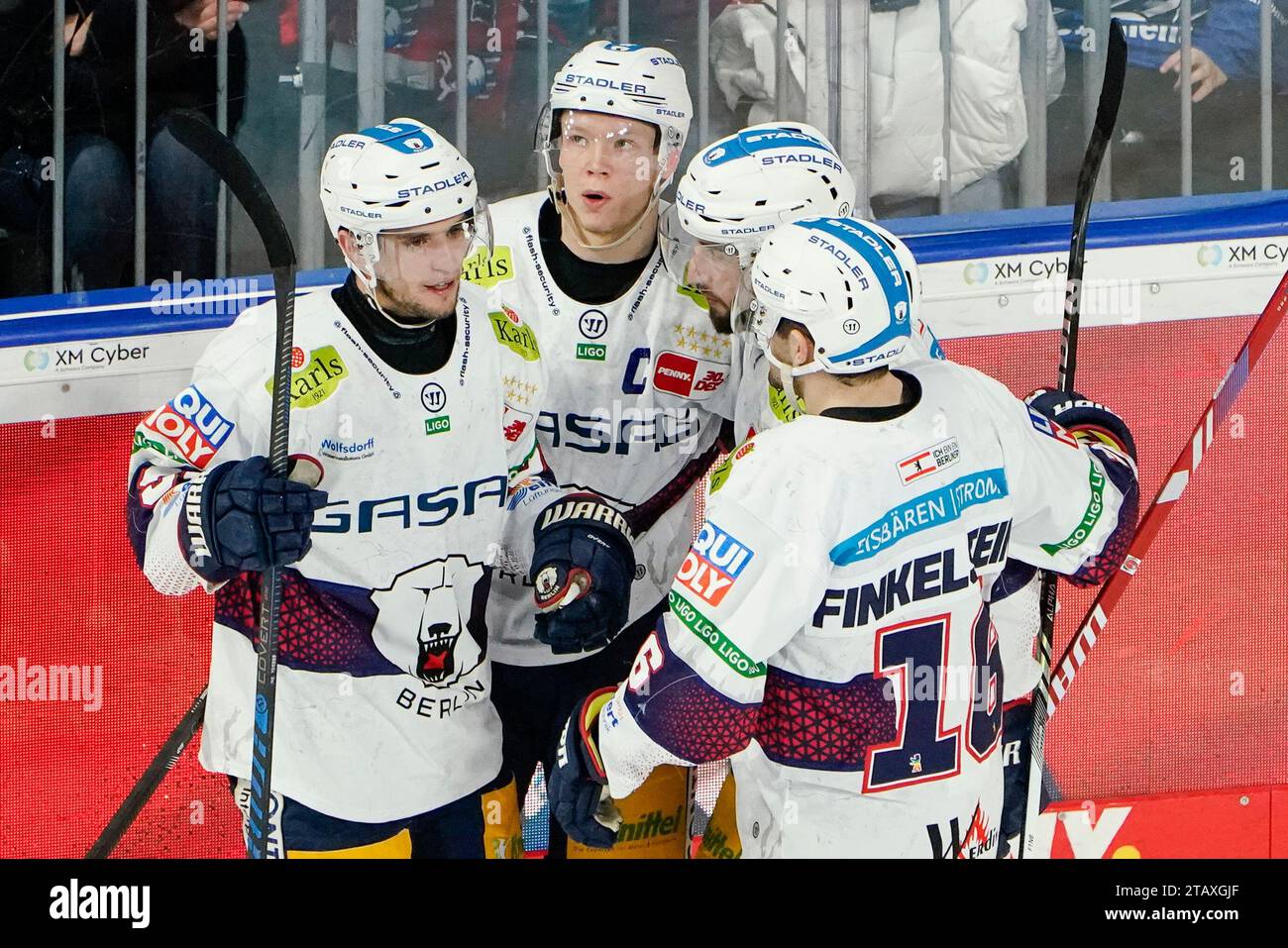 Mannheim, Germany. 03rd Dec, 2023. Ice hockey: DEL, Adler Mannheim ...