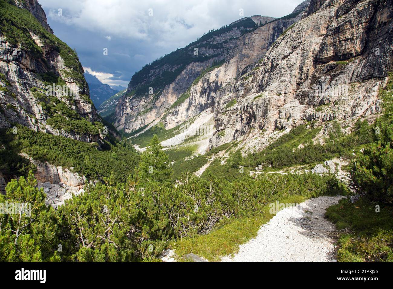 Valley Val Travenanzes and path way rock face in Tofane gruppe, Alps ...