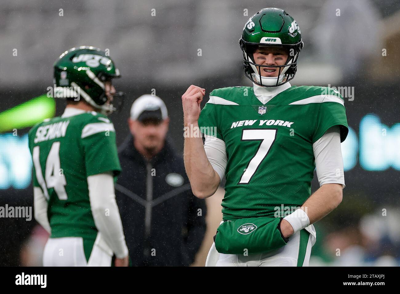 New York Jets quarterback Tim Boyle (7) warms up before playing against ...
